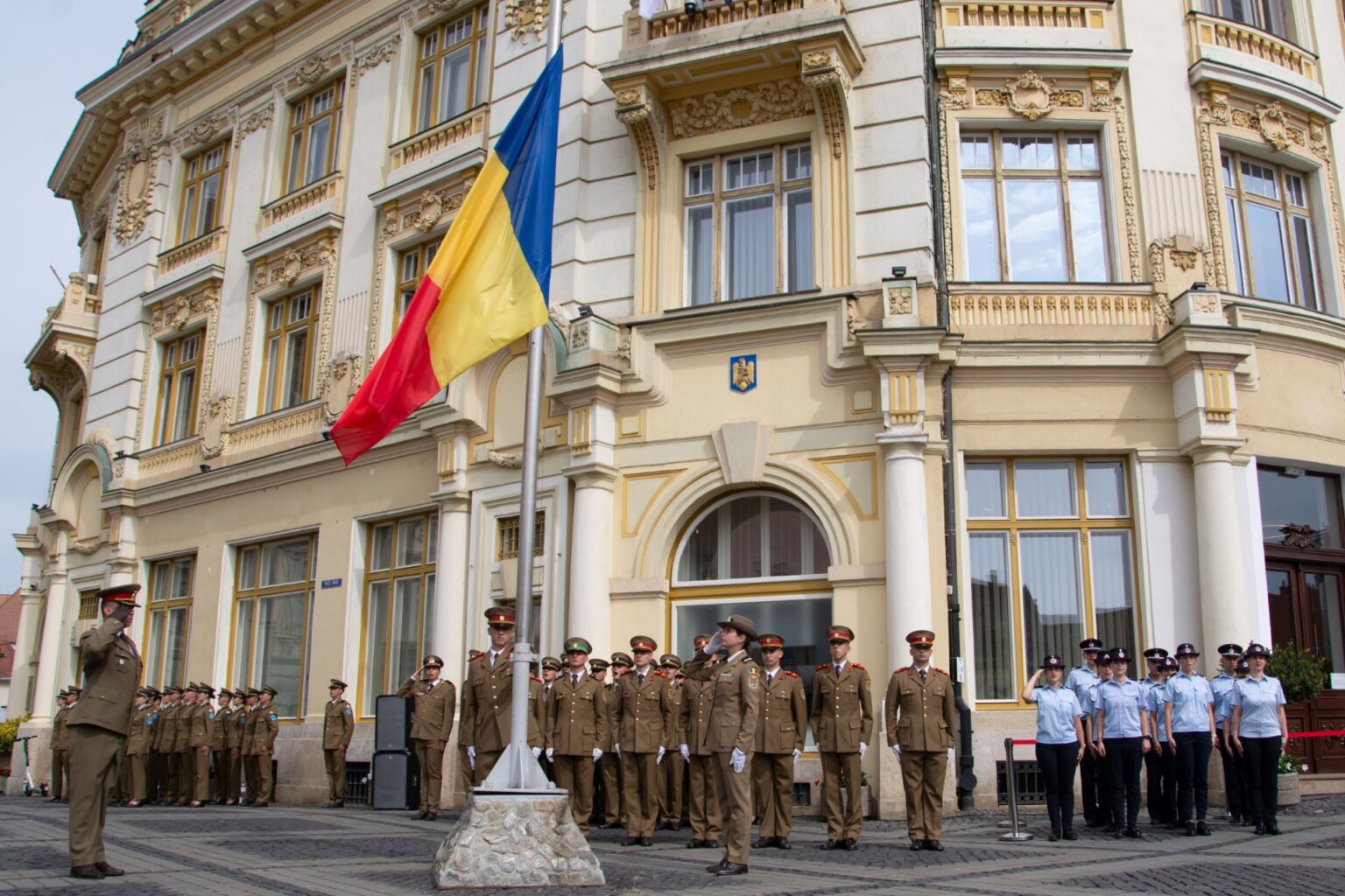 Ziua Drapelului Național Sibiu: Ceremonie militară în Piața Mare